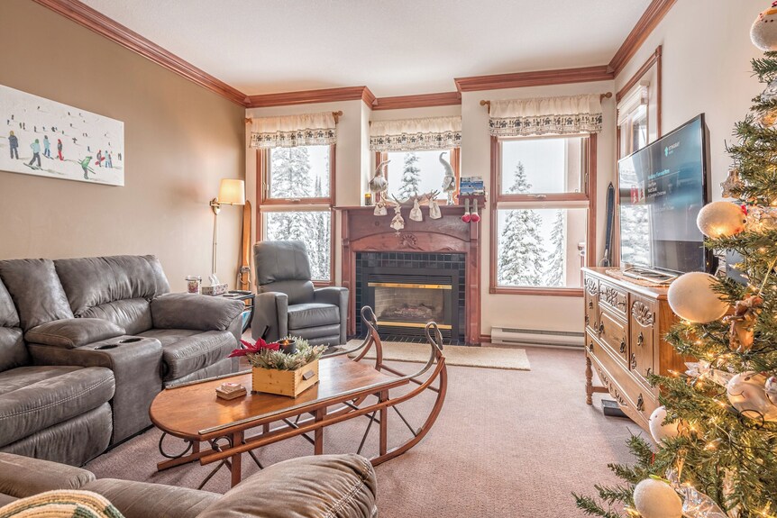 Much In Demand Large Grandview Condo With Private Laundry & Bbq - Armstrong