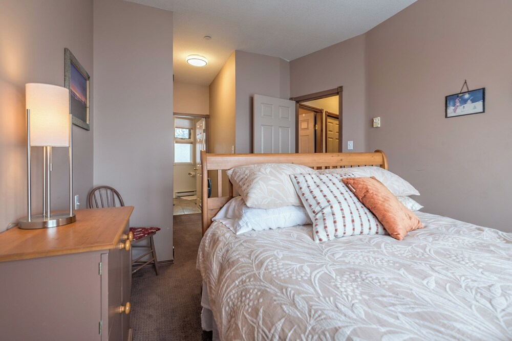 Much In Demand Large Grandview Condo With Private Laundry & Bbq - Armstrong