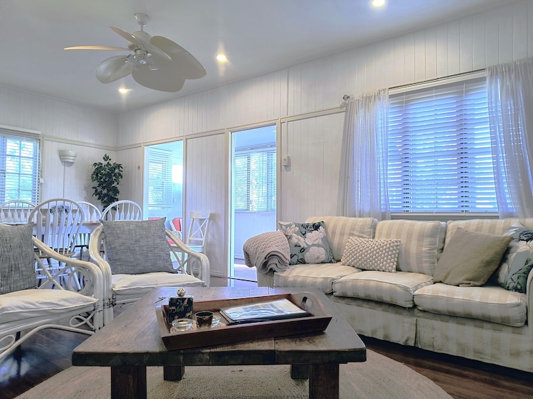 Lake Weyba Noosa Lodge & Friendly Kangaroos - Queensland