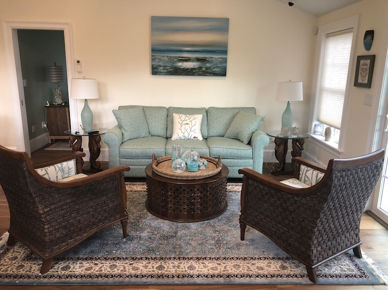 Beautiful Carriage House On The Chop - Martha's Vineyard, MA