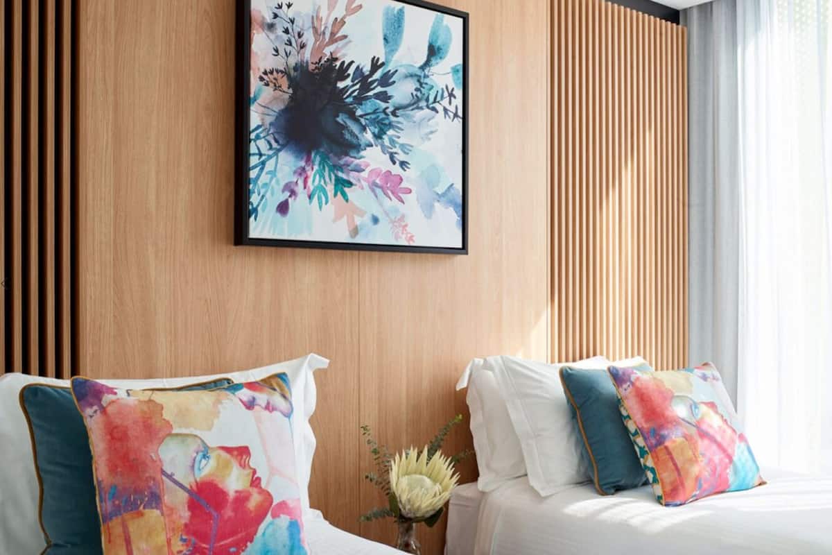 Quarto com design assinado, 2 quartos | Cofres nos quartos, escrivaninha, cortinas blackout