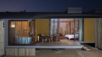 Uma casa moderna com sala de jantar, banheiro com banheira e quarto com cama.