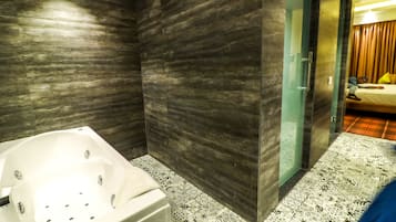Suite | Casa de banho | Um polibã, artigos de higiene pessoal grátis, toalhas fornecidas, sabão