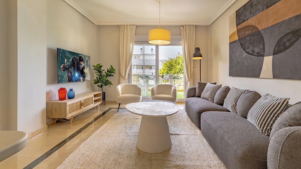 Newly Refurnished Retreat In Golden Mile Within Walking Distance To The Beach - Marbella