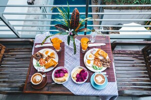 Pequeno-almoço completo diário (4.5 USD por pessoa) 