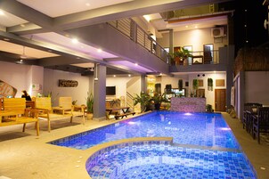 Piscina exterior, guarda-sóis, espreguiçadeiras 