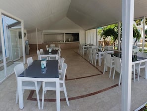 Pequenos-almoços, almoços e jantares servidos