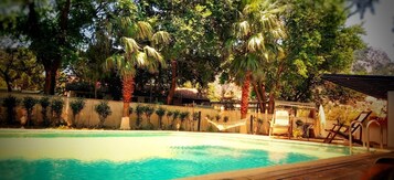 Piscina externa, espreguiçadeiras