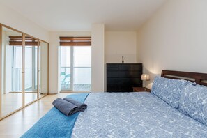 Apartamento, 2 quartos, sacada | Ferros/tábuas de passar roupa, Wi-Fi de cortesia, roupa de cama