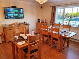 Café da manhã completo grátis todos os dias