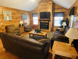 Condo, várias camas, banheira de imersão | Área de estar | TV de tela plana 42 polegadas com canais a cabo, TV, lareira