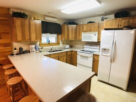 Condo, várias camas, banheira de imersão | Cozinha privada | Geladeira, micro-ondas, fogão, cooktop