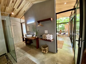 Quarto, várias camas, frigorífico, vista para o jardim (Kai) | Casa de banho | Um polibã, um chuveiro fixo, produtos de higiene exclusivos 