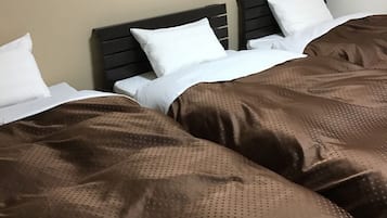 Quarto Triplo, não fumadores | Edredões de penas, secretária, Wi-fi grátis, roupa de cama fornecida