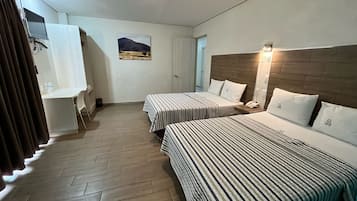 Quarto quádruplo standard | Escrivaninha, espaço de trabalho para notebook, cortinas blackout