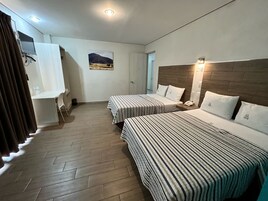 Quarto Quádruplo Standard | Secretária, secretária adequada para computadores portáteis 