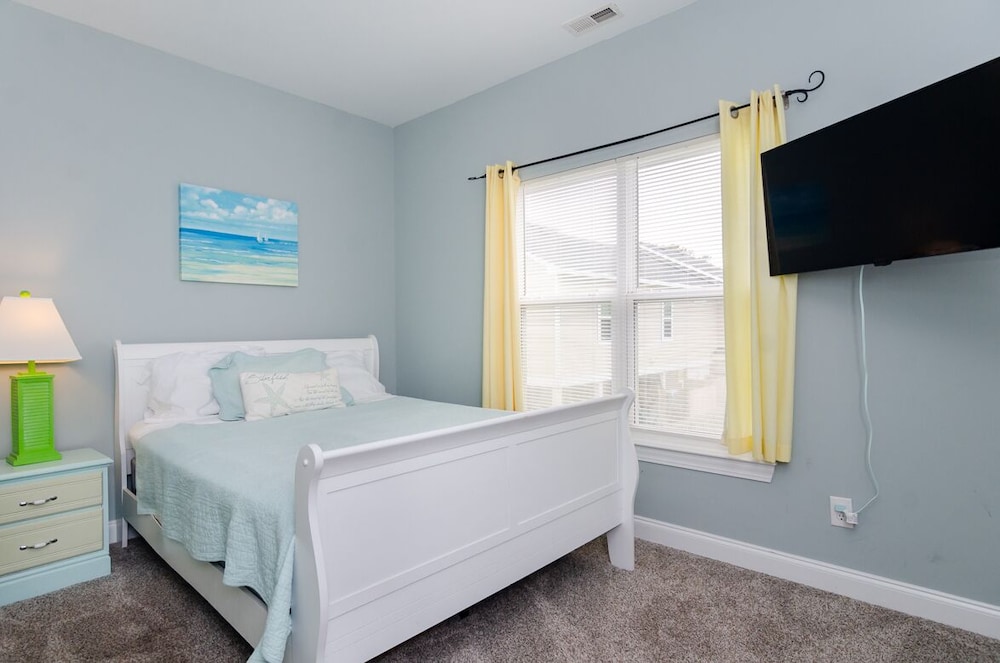 Townhome 2 Blocks From Beach. Sleeps 10! - North Carolina