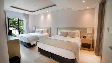 Quarto standard, 2 camas Queen | Roupas de cama premium, frigobar, cofres nos quartos, escrivaninha