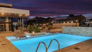 Piscina externa, espreguiçadeiras