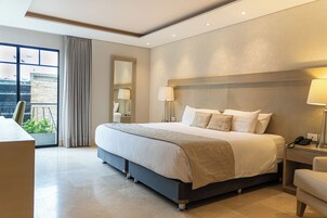 Quarto Duplo Júnior | Roupa de alta qualidade, minibar, cofre com capacidade para portátil 