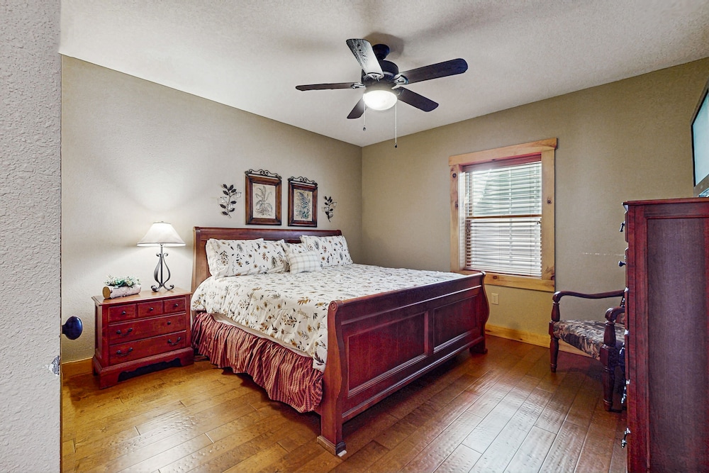 Secluded Mountain View Log Cabin With Wifi, Fireplace, & Wrap-around Porch - Cherokee, NC