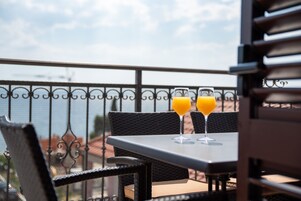Apartamento, 2 quartos, vista para o mar | Sacada