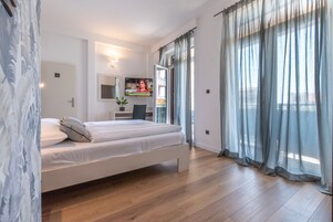 Quarto casal, 1 cama Queen, sacada | Cofres nos quartos, escrivaninha, cortinas blackout, Wi-Fi de cortesia