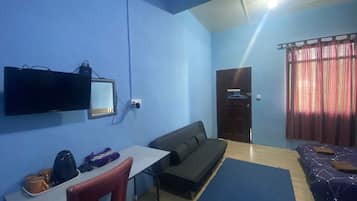 Quarto Familiar (Room No 9 Bonjour) | Secretária, secretária adequada para computadores portáteis