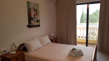 Quarto casal standard, 1 cama de casal, vista para o jardim | Cortinas blackout, ferros/tábuas de passar roupa, Wi-Fi de cortesia