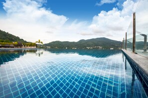 Piscina exterior, guarda-sóis, espreguiçadeiras 