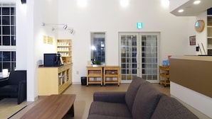Uma área de recepção com sofá, espaço para café e balcão.
