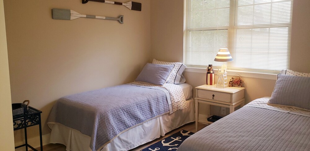 Relaxed Coastal Living! Family-sized Cottage Near Everything. - Georgia, GA