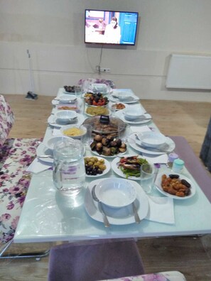 Villa Familiar, 4 quartos, cozinha, em frente ao mar (Rose) | Cozinha privada | Um frigorífico/congelador grande, um forno, uma placa de cozinha