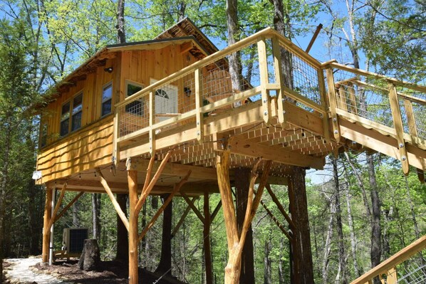 Luxury treehouse built by The Treehouse Guys of the DIY show ...