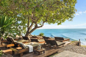 Terraço com espreguiçadeiras