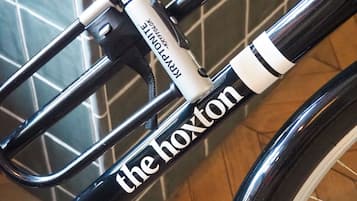Close-up de uma bicicleta com a marca "the hoxton" na estrutura.