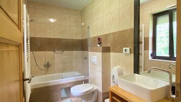 Quarto Triplo | Camas de colchão viscoelástico, cofre no quarto, secretária