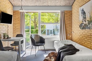 Quarto casal econômico | Escrivaninha, cortinas blackout, Wi-Fi de cortesia, roupa de cama