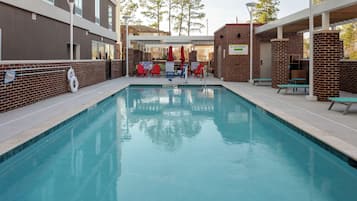 Piscina exterior, espreguiçadeiras