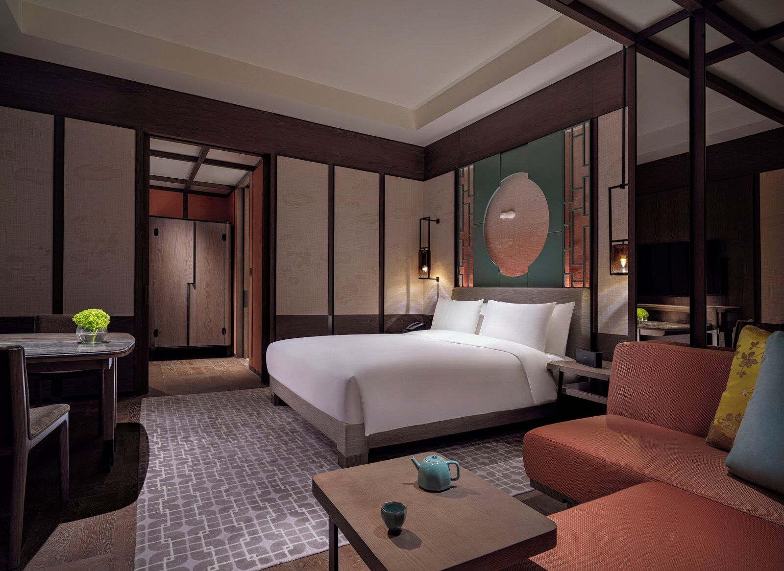 Quarto, 1 cama king-size | Minibar, cofre no quarto, com decoração personalizada 