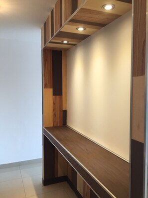 Apartamento superior, vista para a cidade | Roupas de cama premium, ferros/tábuas de passar roupa, Wi-Fi de cortesia