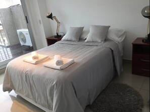 Apartamento superior, vista para a cidade | Roupas de cama premium, ferros/tábuas de passar roupa, Wi-Fi de cortesia