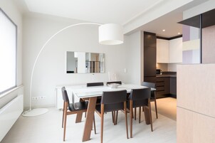 Apartamento, 2 quartos | Sala de estar | TV de ecrã plano 