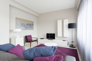 Apartamento, 2 quartos | Sala de estar | TV de ecrã plano 