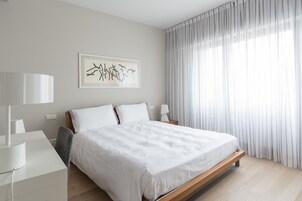 Cofre no quarto, com decoração personalizada 