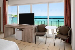 Quarto, 2 camas Queen, vista para o oceano | Roupas de cama premium, cofres nos quartos