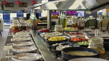 Café da manhã com buffet grátis todos os dias