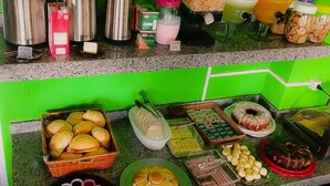 Uma mesa de buffet com diversos alimentos e bebidas.