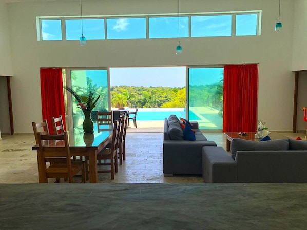 Vila luxo, várias camas, para fumantes, vista para o oceano | Área de estar | TV