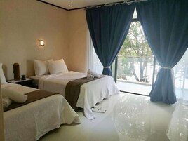 Minibar, cofre no quarto, secretária, quartos insonorizados 